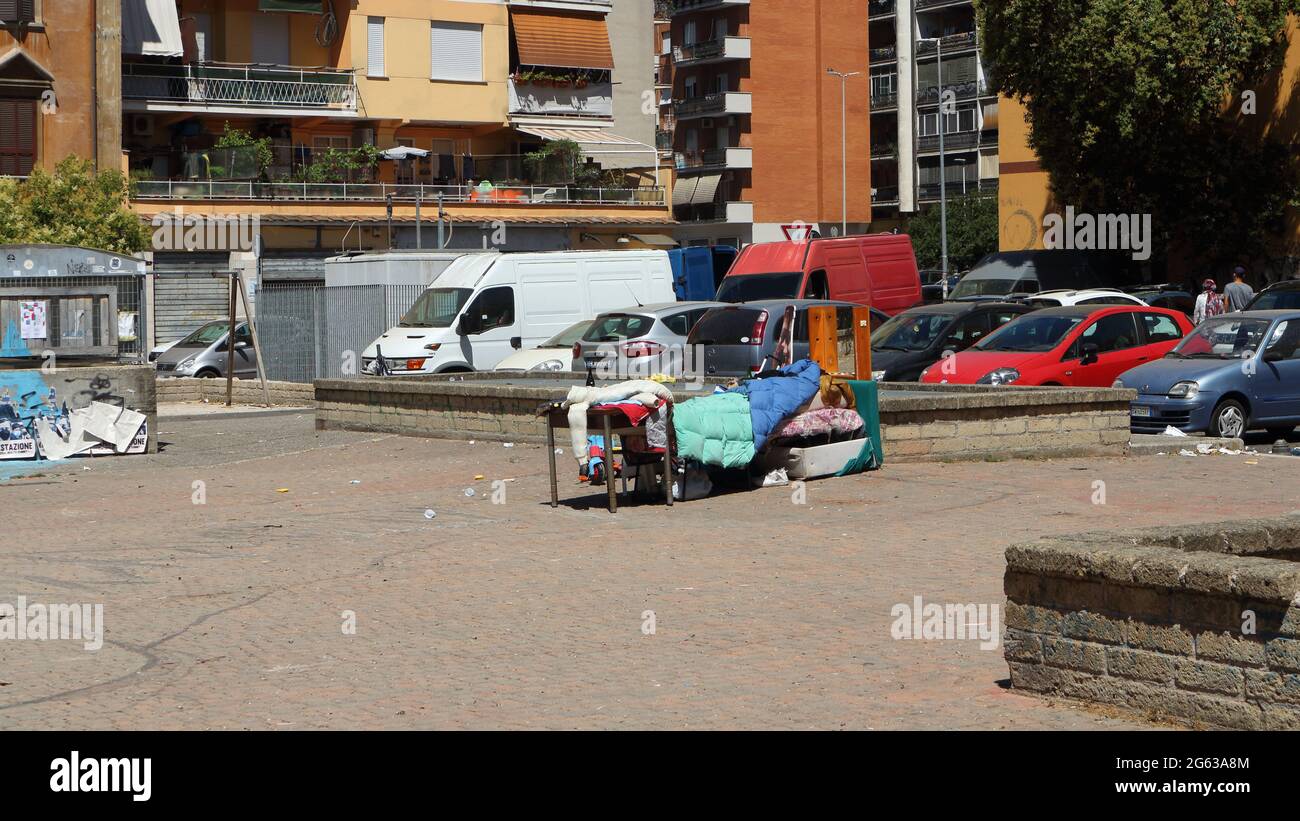 Waste emergency in the capital, the bins full of garbage between piazza ...