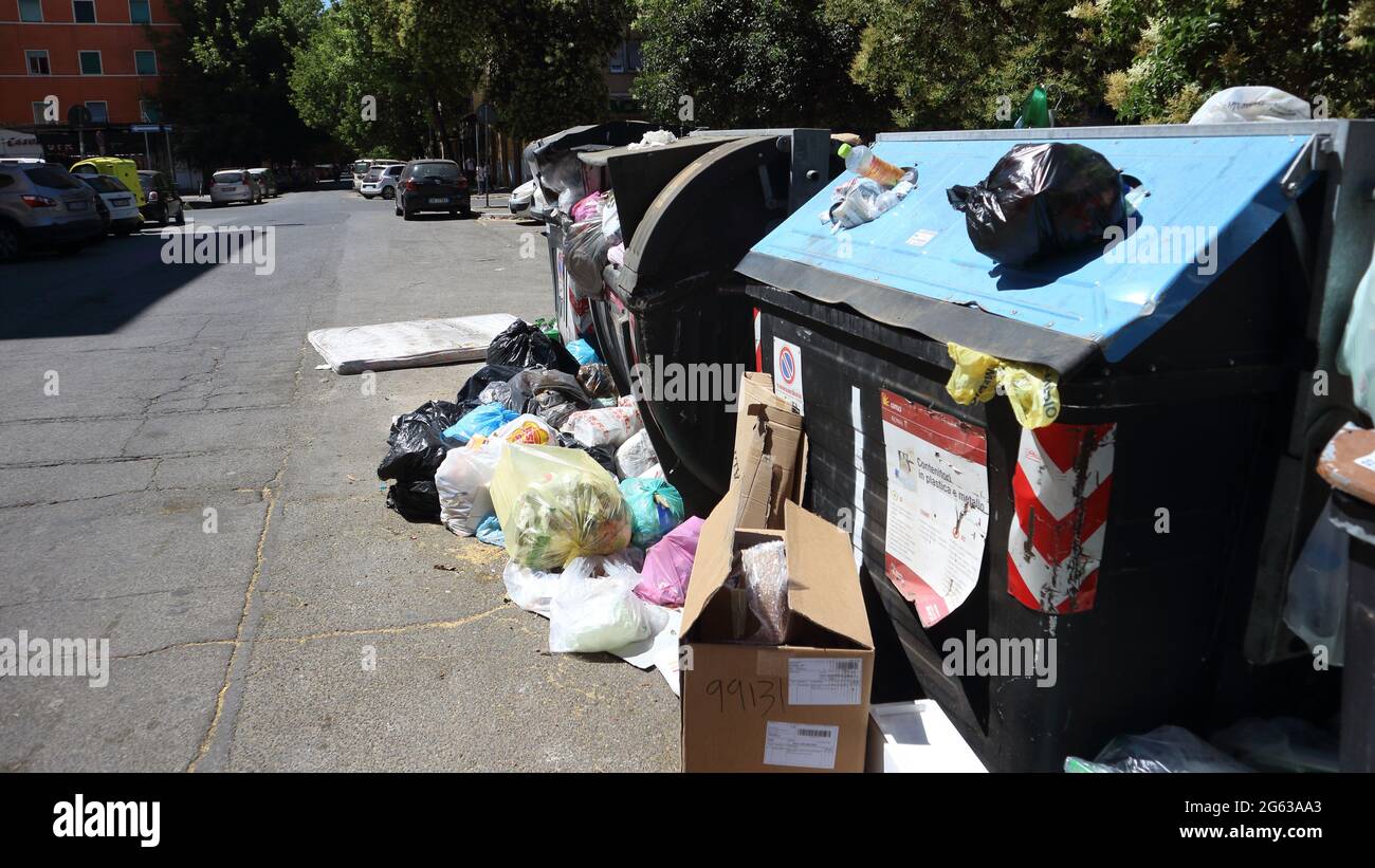 Waste emergency in the capital, the bins full of garbage between piazza ...