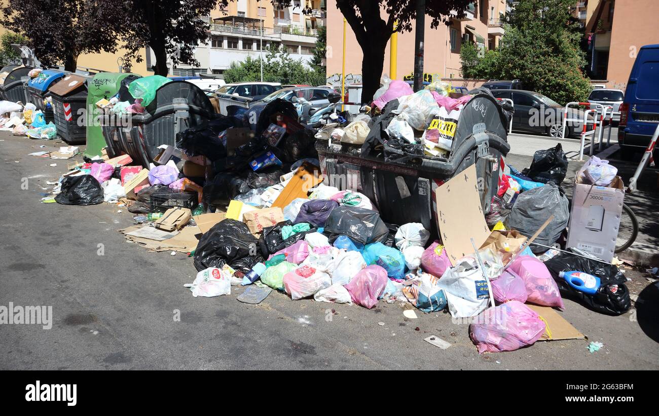 Waste emergency in the capital, the bins full of garbage between piazza ...