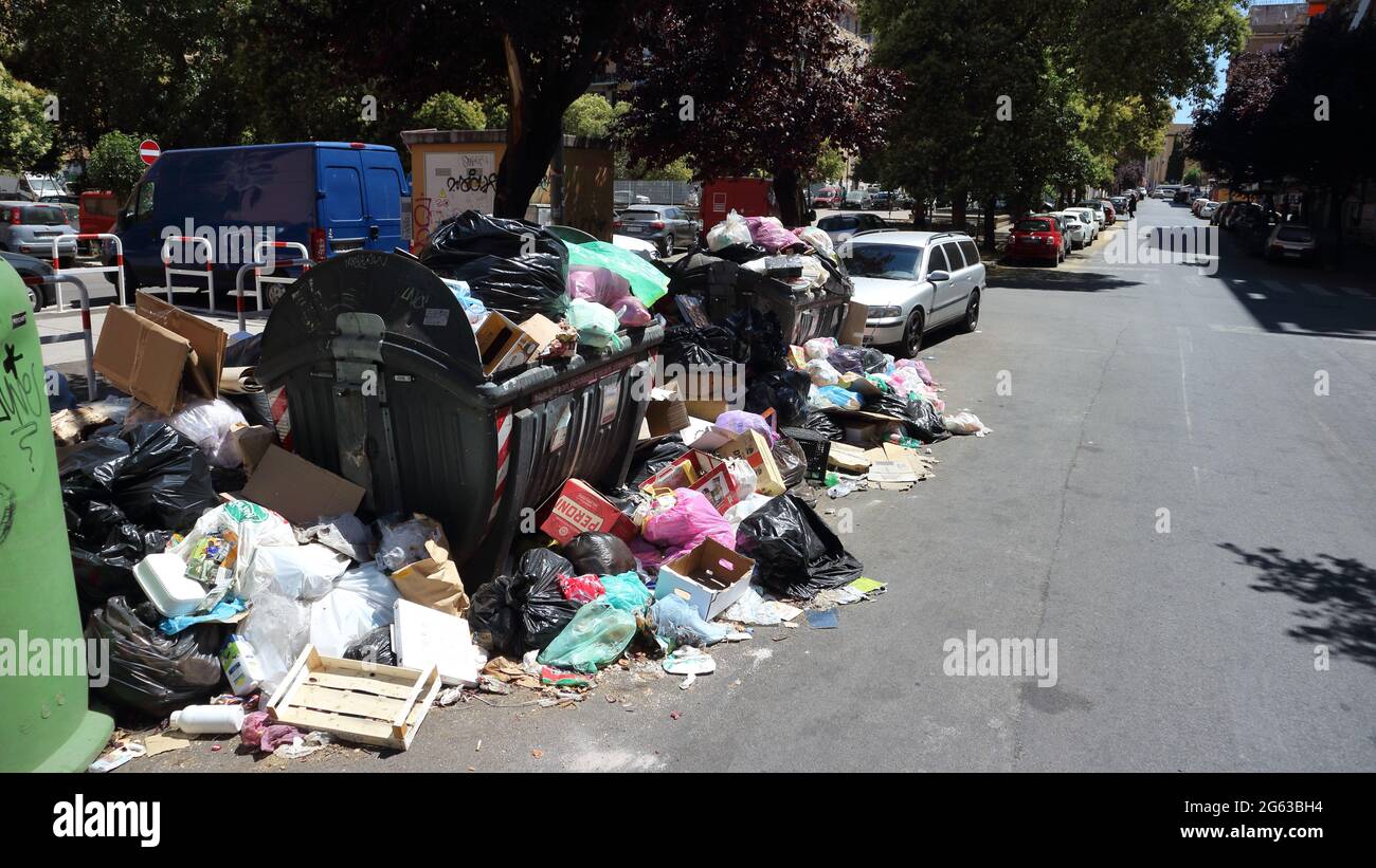 Waste emergency in the capital, the bins full of garbage between piazza ...