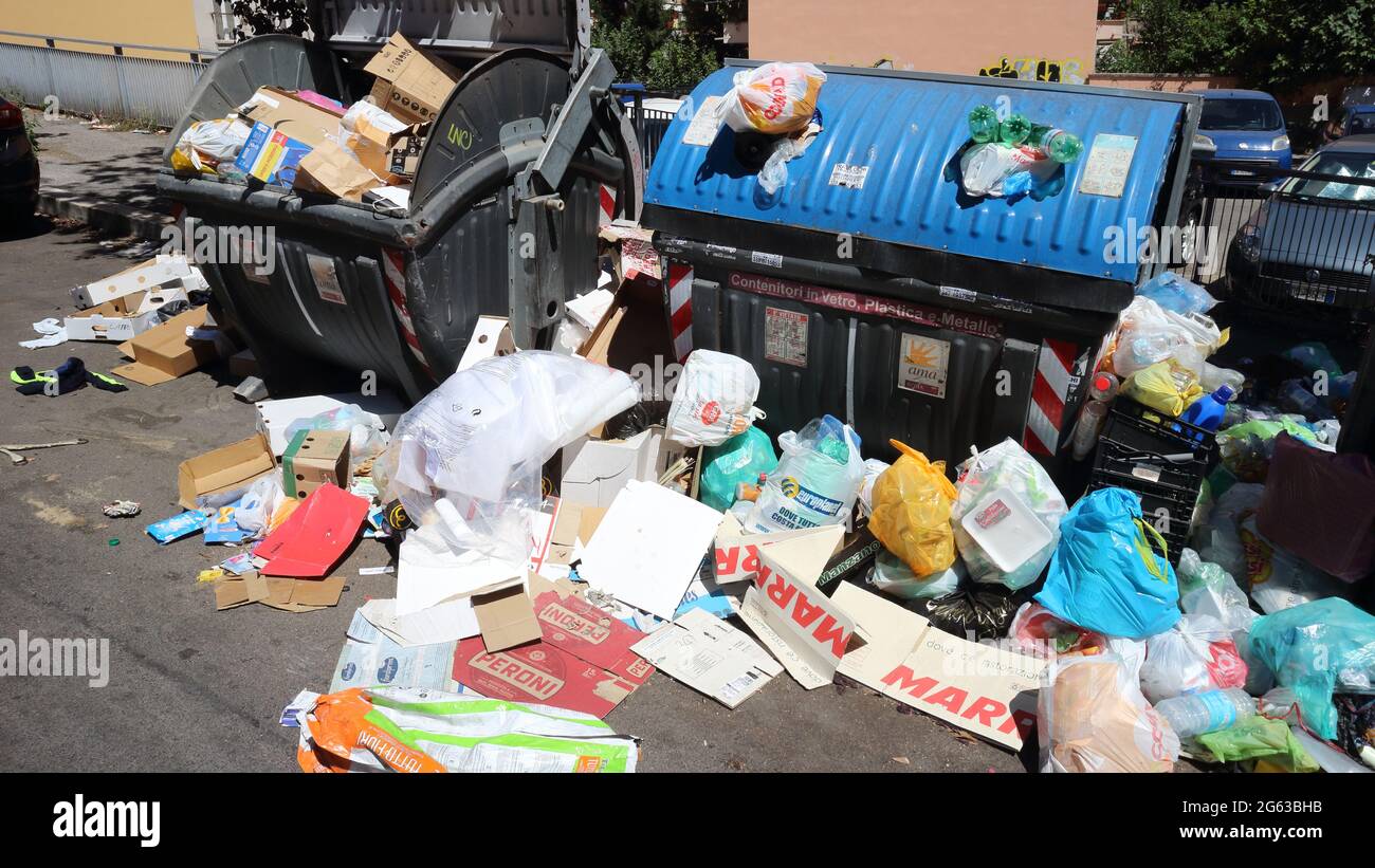 Waste emergency in the capital, the bins full of garbage between piazza ...