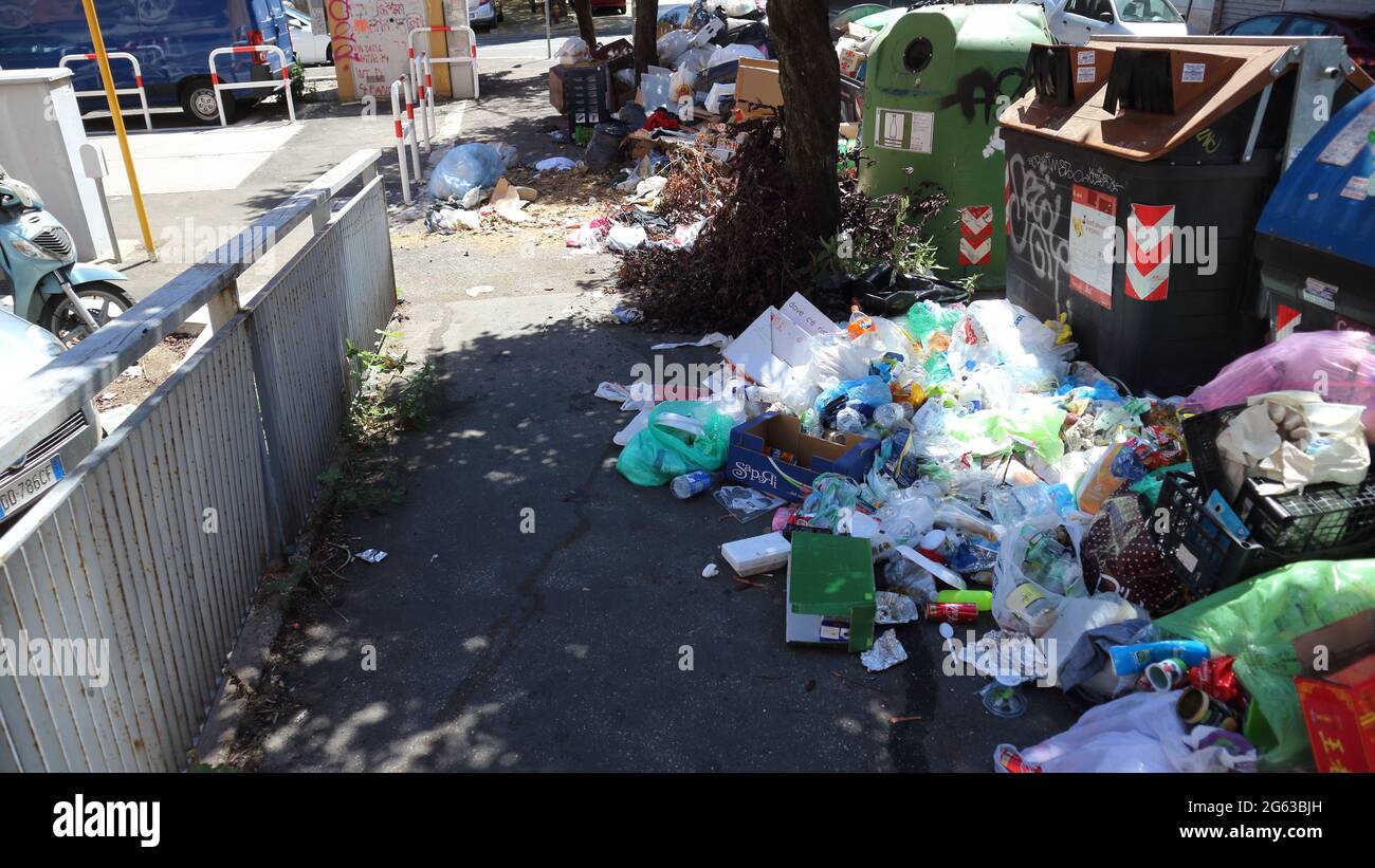 Waste emergency in the capital, the bins full of garbage between piazza ...