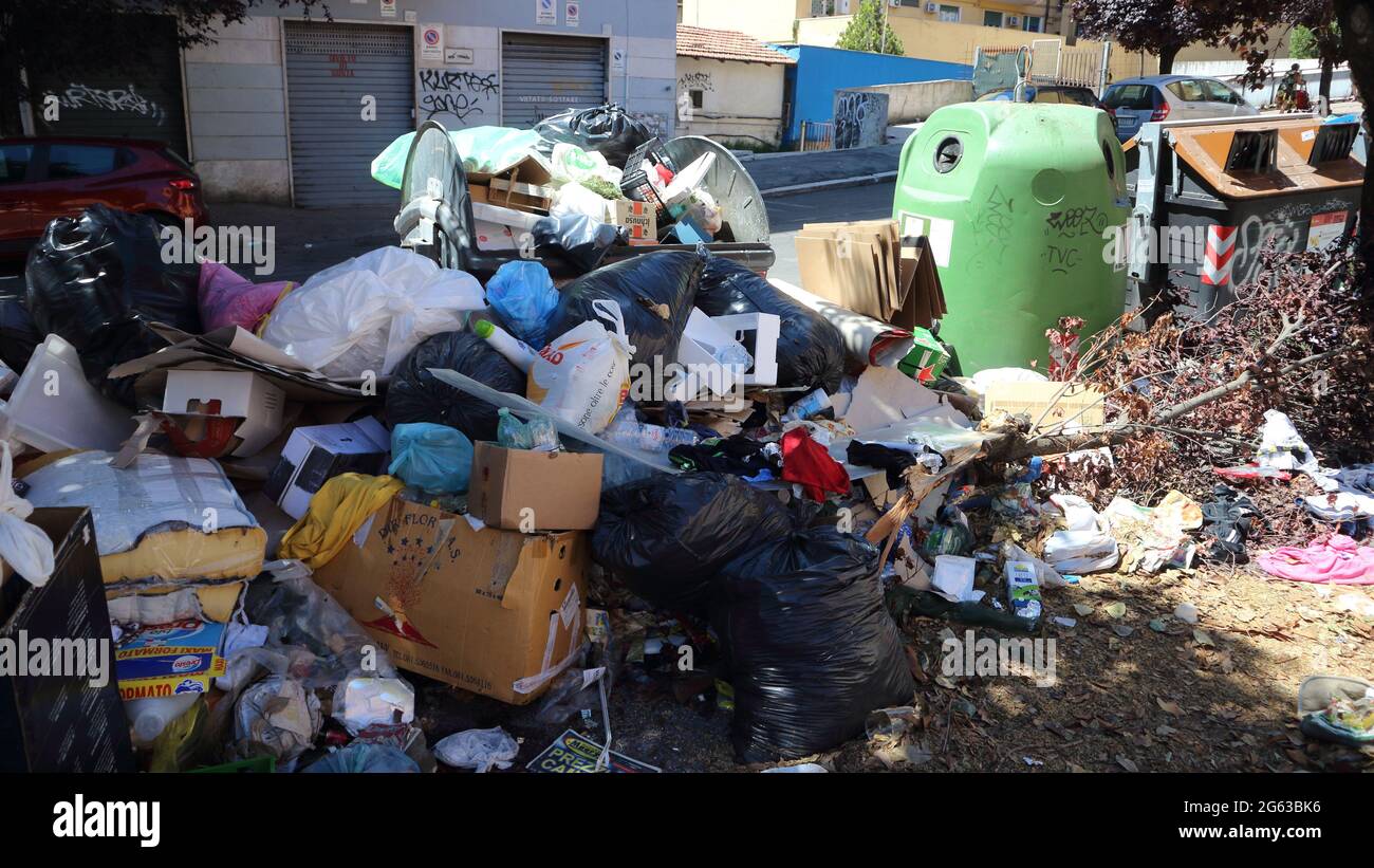 Waste emergency in the capital, the bins full of garbage between piazza ...