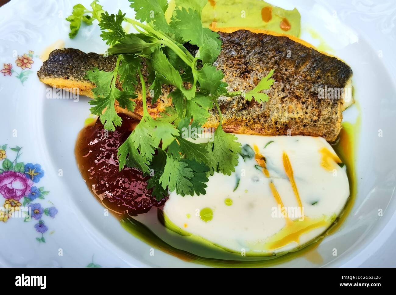 Seabass cooked whole hi-res stock photography and images - Alamy