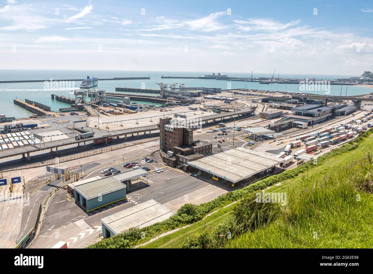 Lorries at uk port hi-res stock photography and images - Alamy