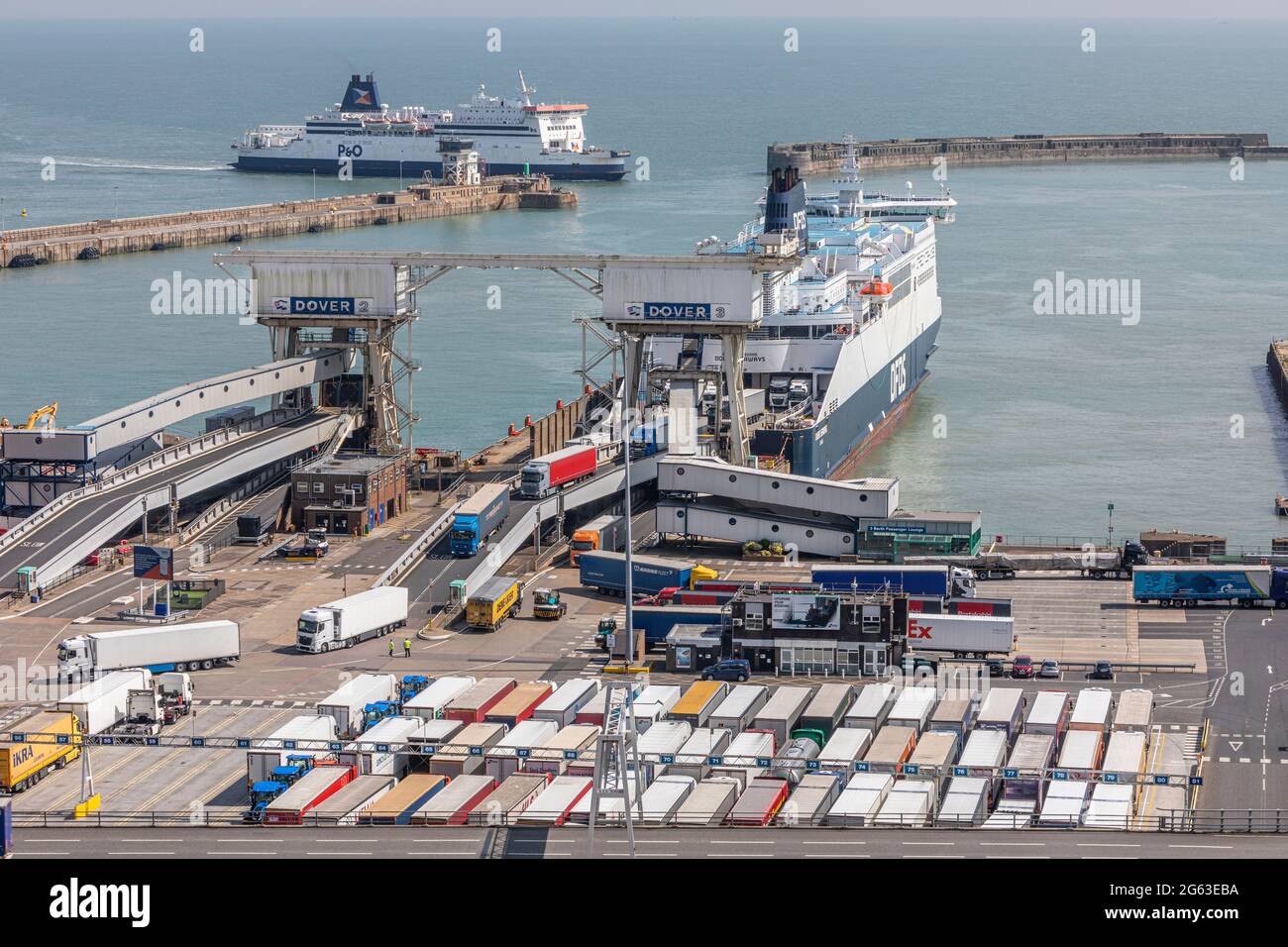 Lorries at port hi-res stock photography and images - Alamy