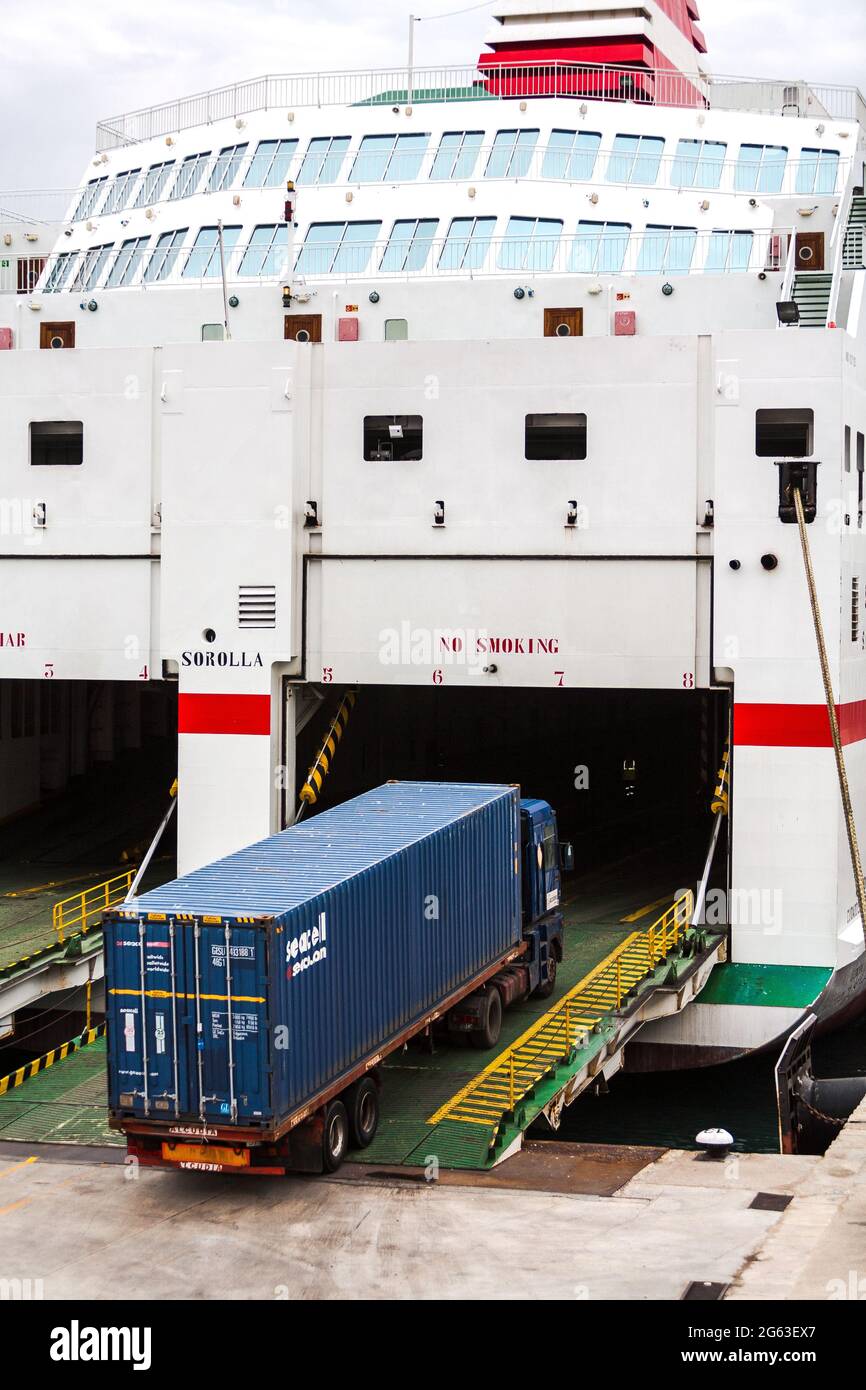Cargo ramps hi-res stock photography and images - Alamy
