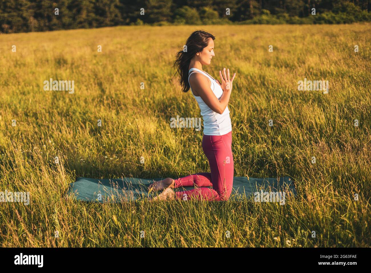 Camel pose ustrasana hi-res stock photography and images - Alamy