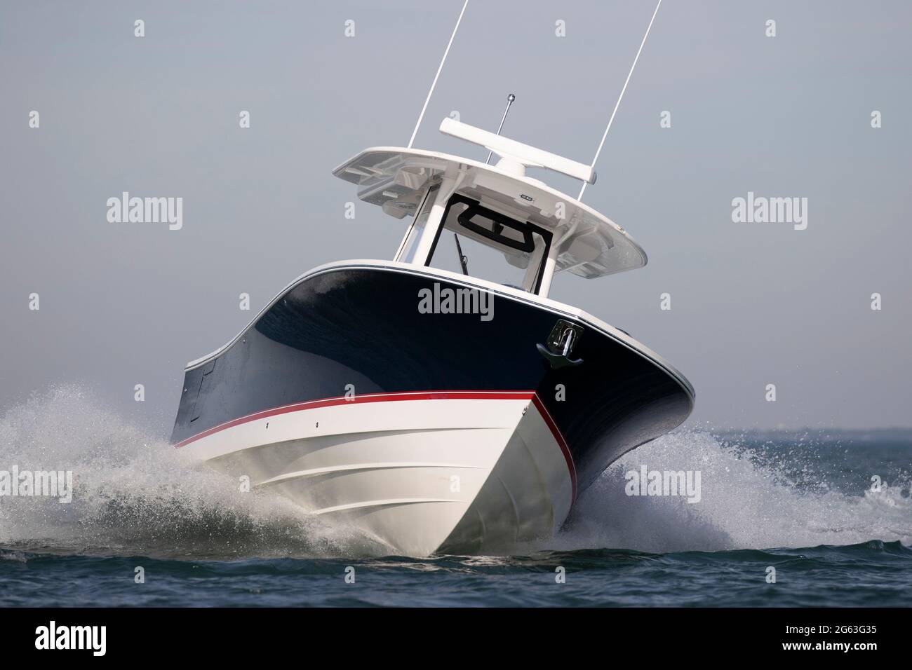 Center console boat turning hard at high speed Stock Photo - Alamy