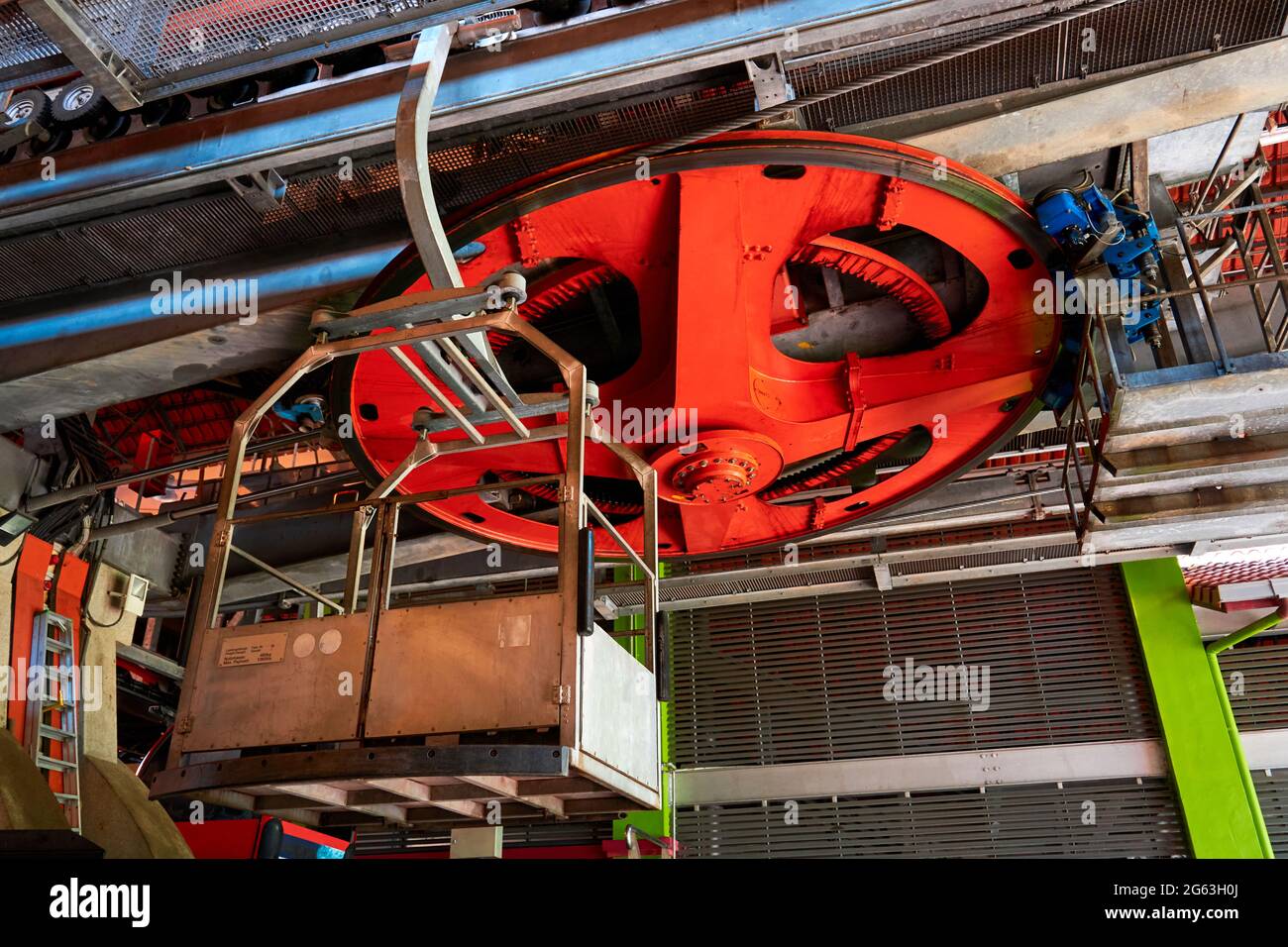 The huge wheel of the cable car mechanism Stock Photo - Alamy