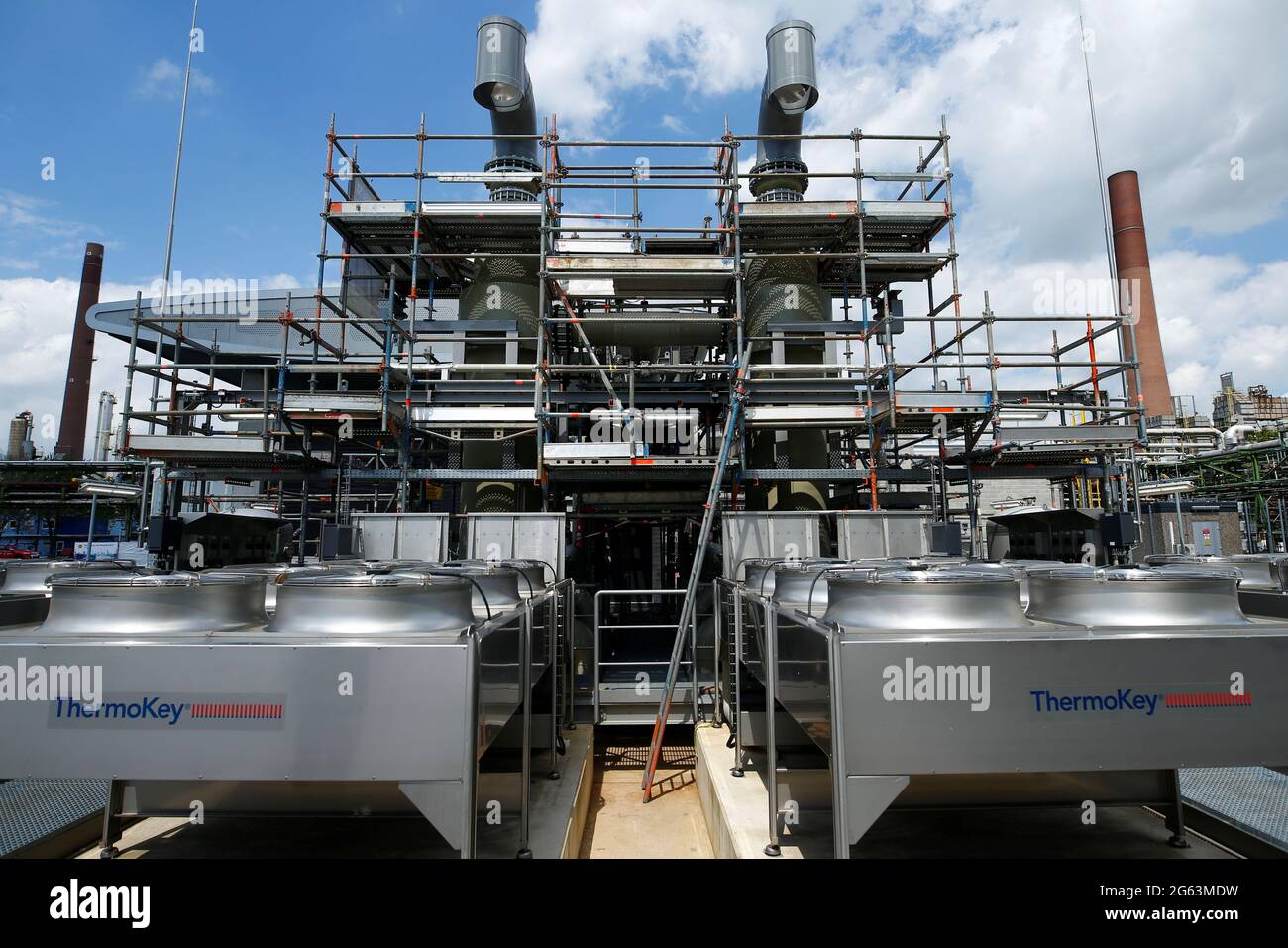 Shell refinery 2021 hi-res stock photography and images - Alamy