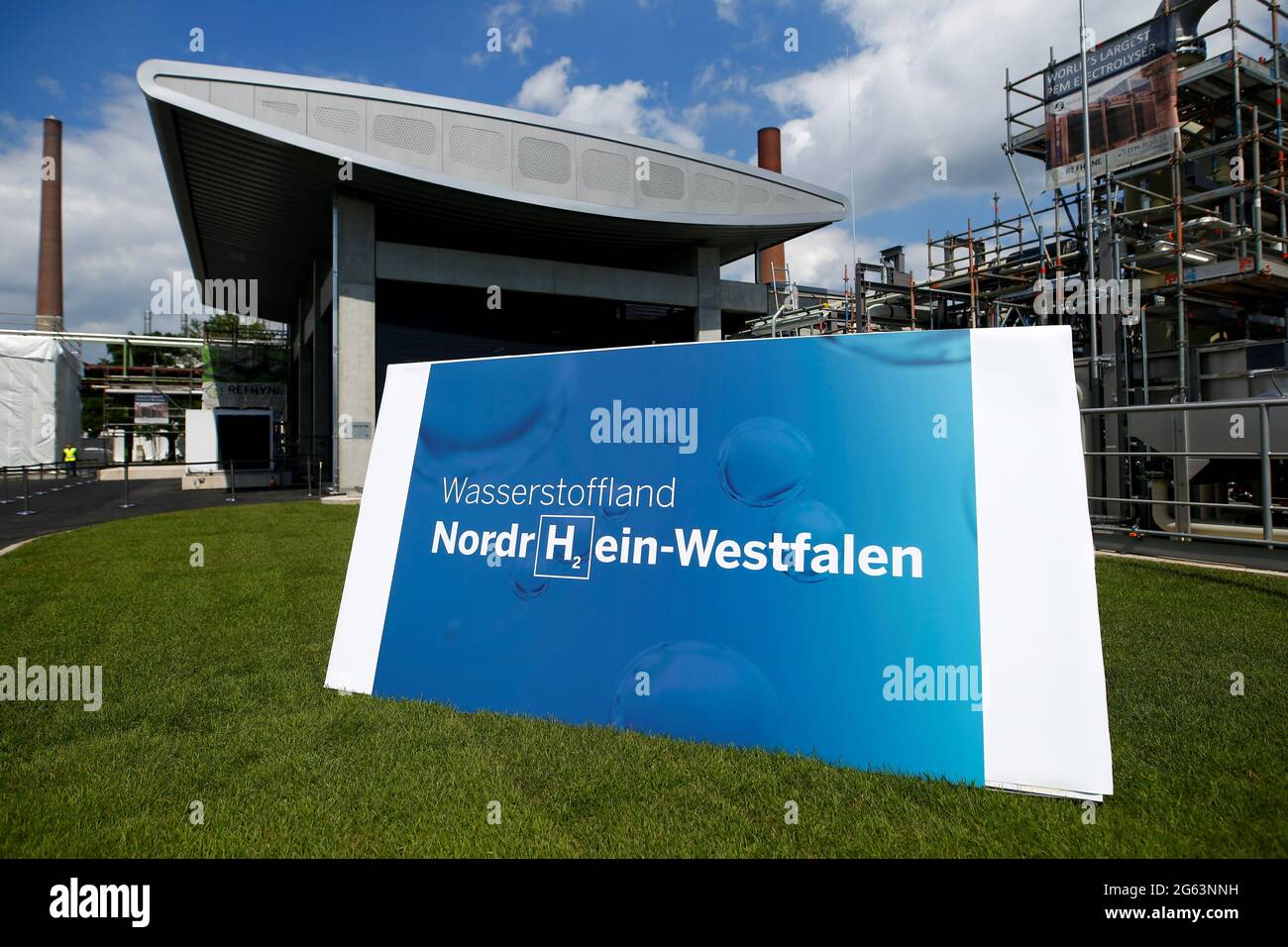 Shell refinery 2021 hi-res stock photography and images - Alamy