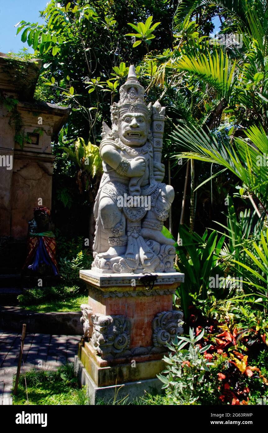 Demon statue hi-res stock photography and images - Alamy
