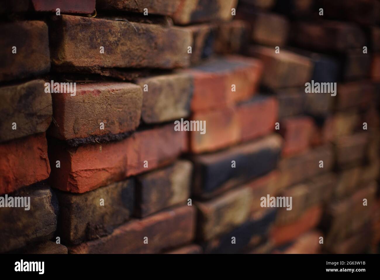 Pile stack old used bricks hi-res stock photography and images - Alamy