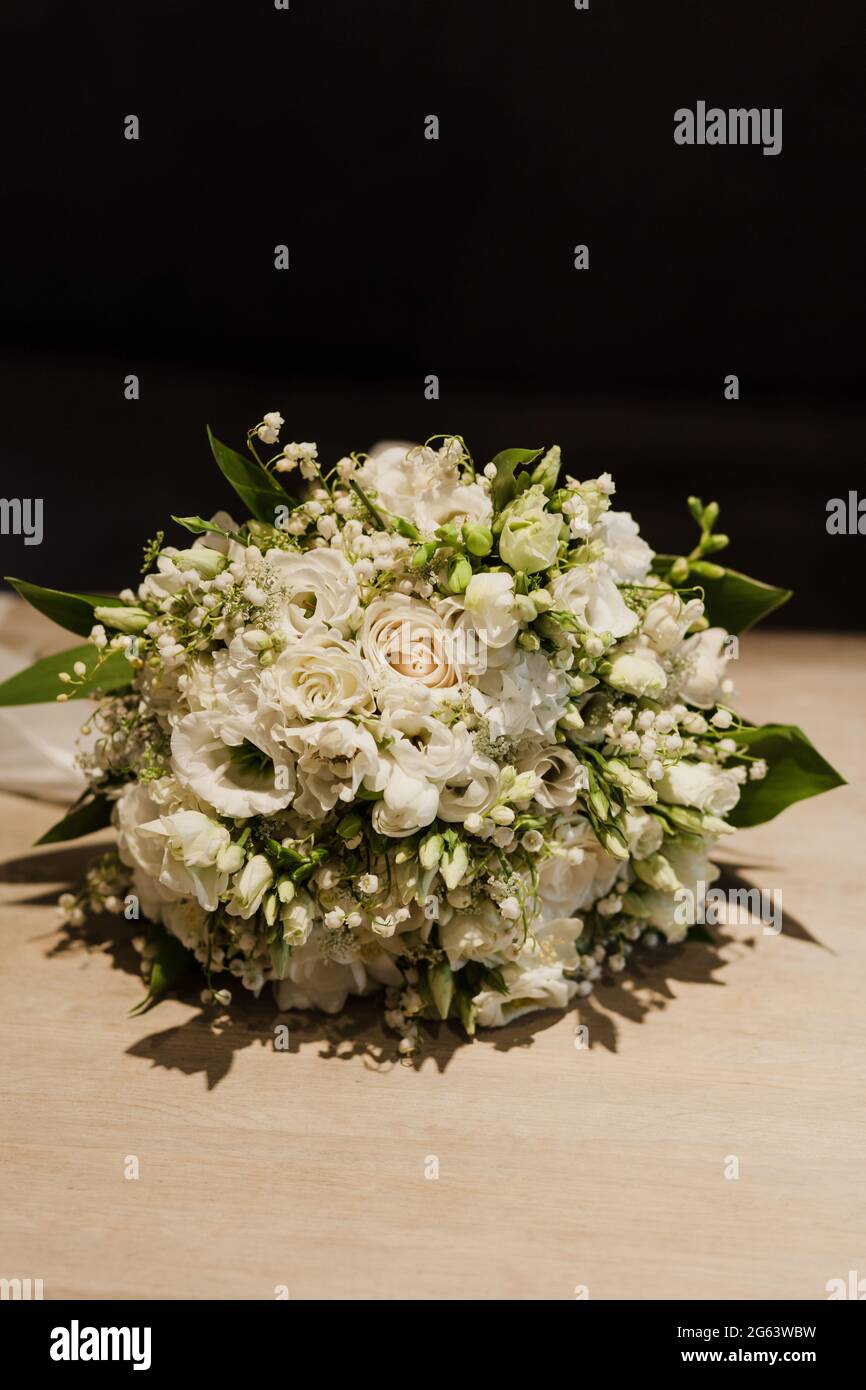 beautiful wedding bouquet. fresh flowers for the bride Stock Photo - Alamy