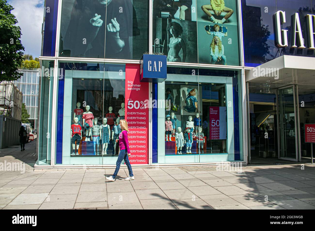 Gap flagship oxford street hi-res stock photography and images - Alamy