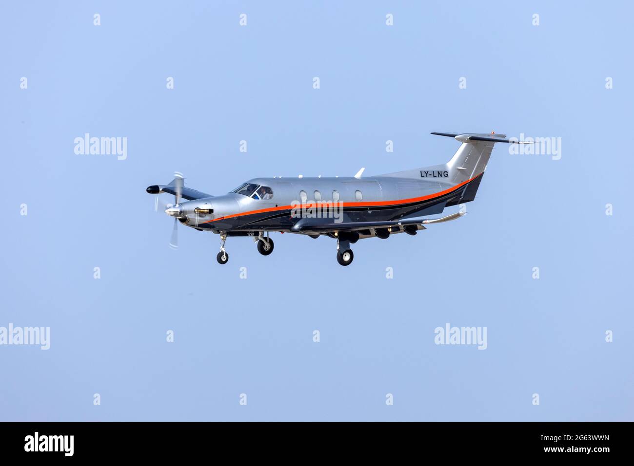 AMAC Aerospace Pilatus PC-12-47E (Reg: LY-LNG) on finals runway 31 in ...