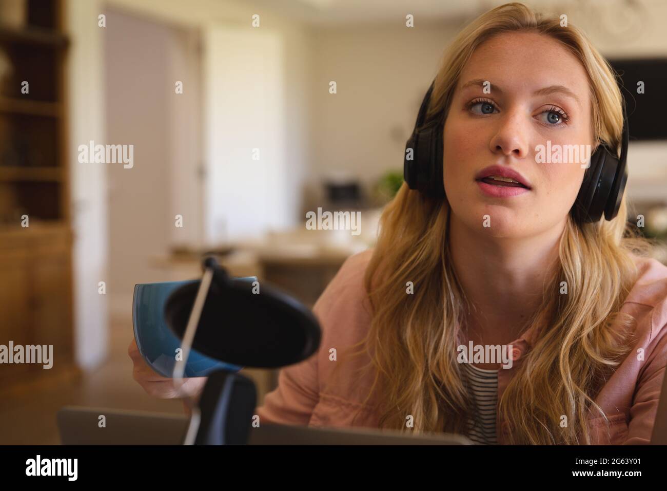 Woman people talking microphone hi-res stock photography and images - Alamy