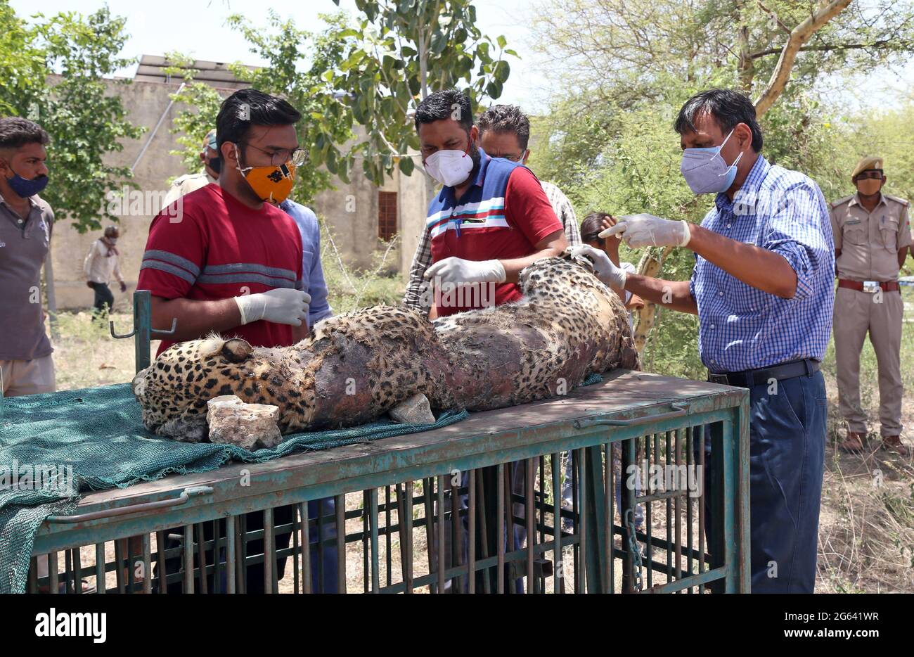 Hindu female dead body old hi-res stock photography and images - Alamy