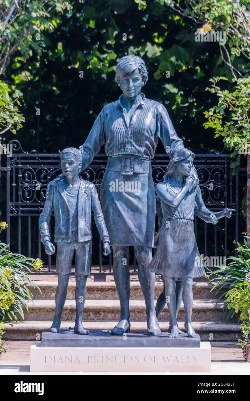 Princess diana statue sunken garden hi-res stock photography and images ...