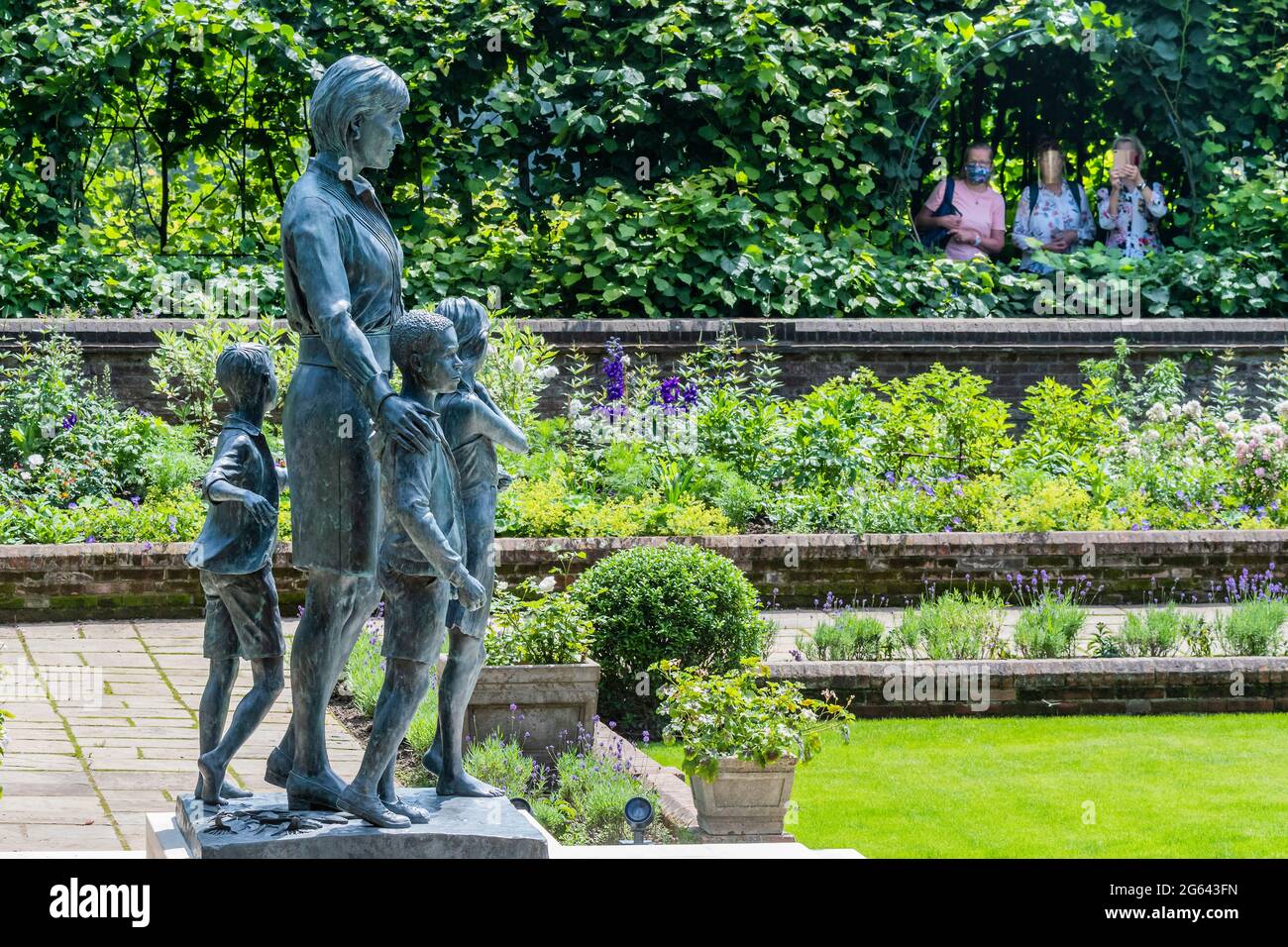 Princess diana statue sunken garden hi-res stock photography and images ...
