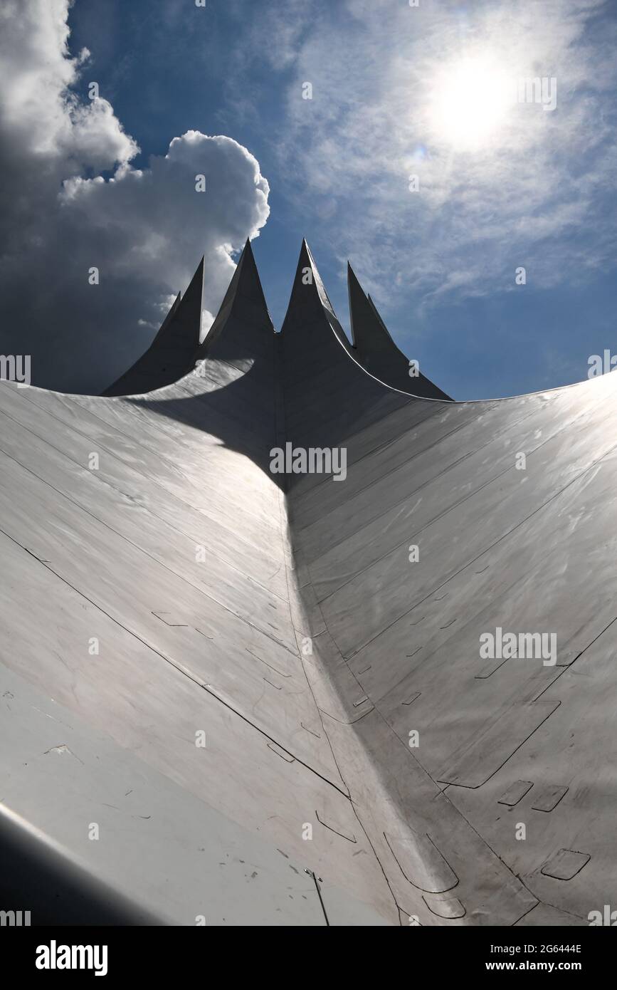 Roof construction tempodrom hi-res stock photography and images - Alamy