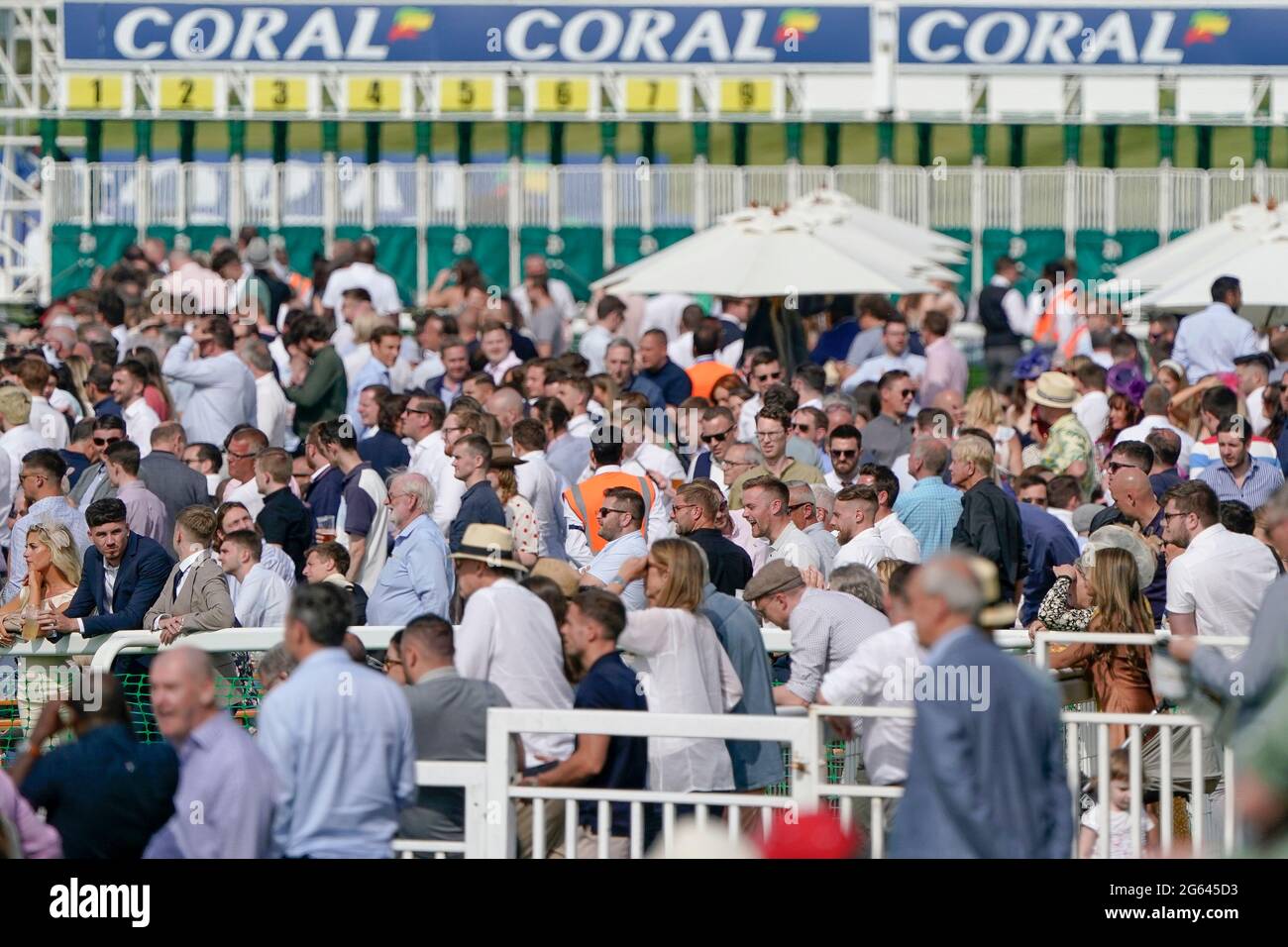 Horse racing fans sandown hi-res stock photography and images - Alamy
