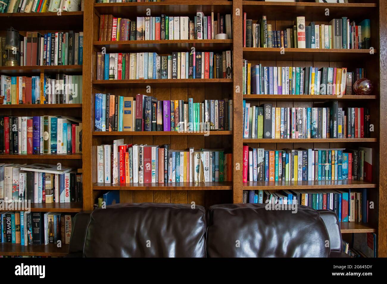 Floor to ceiling bookcase hi-res stock photography and images - Alamy