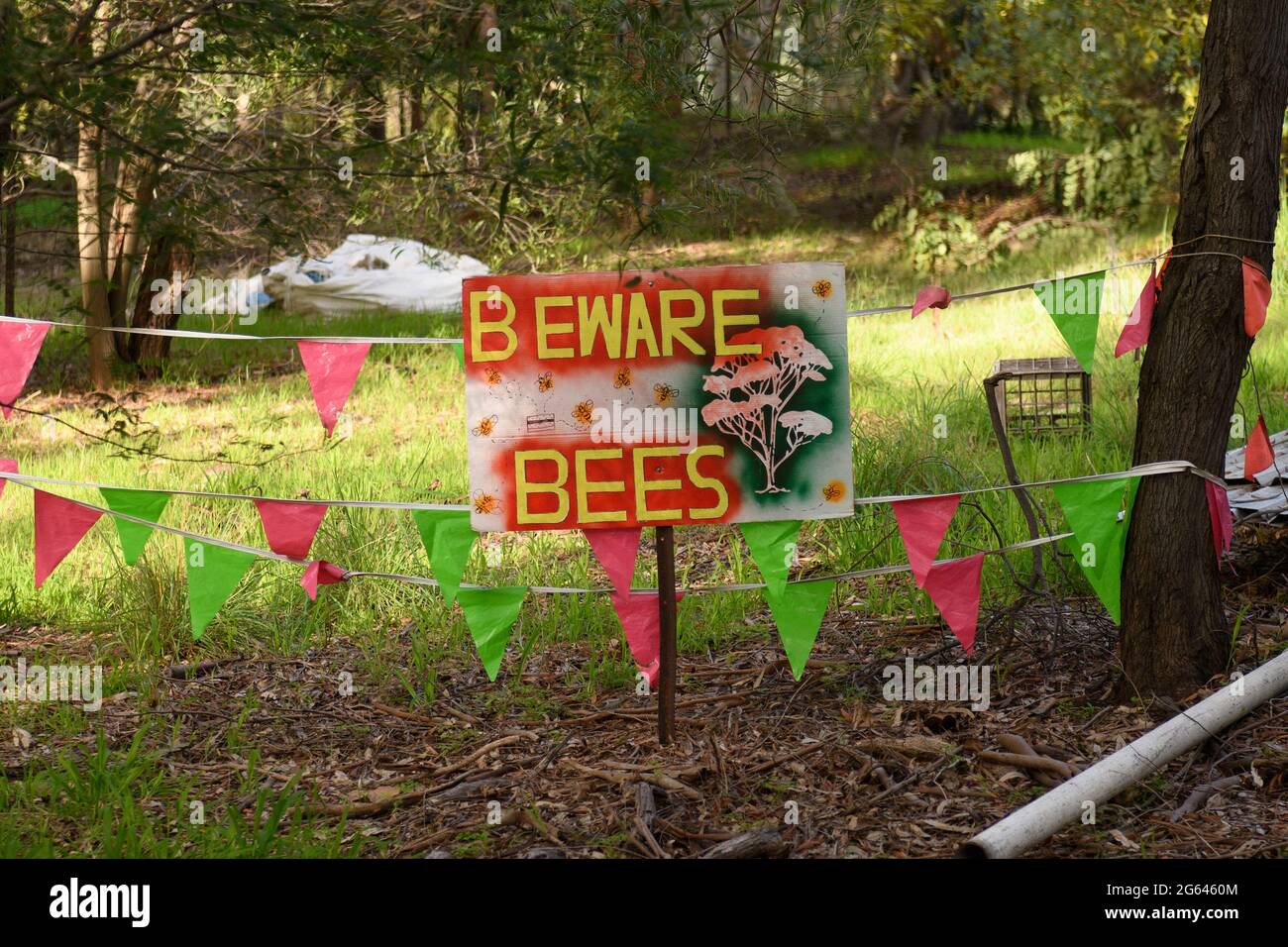 Bees warning sign hi-res stock photography and images - Alamy