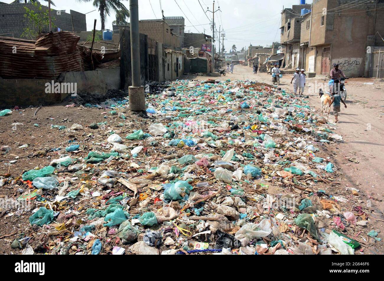 Karachi, Pakistan. 02nd July, 2021. View of huge heap of garbage ...