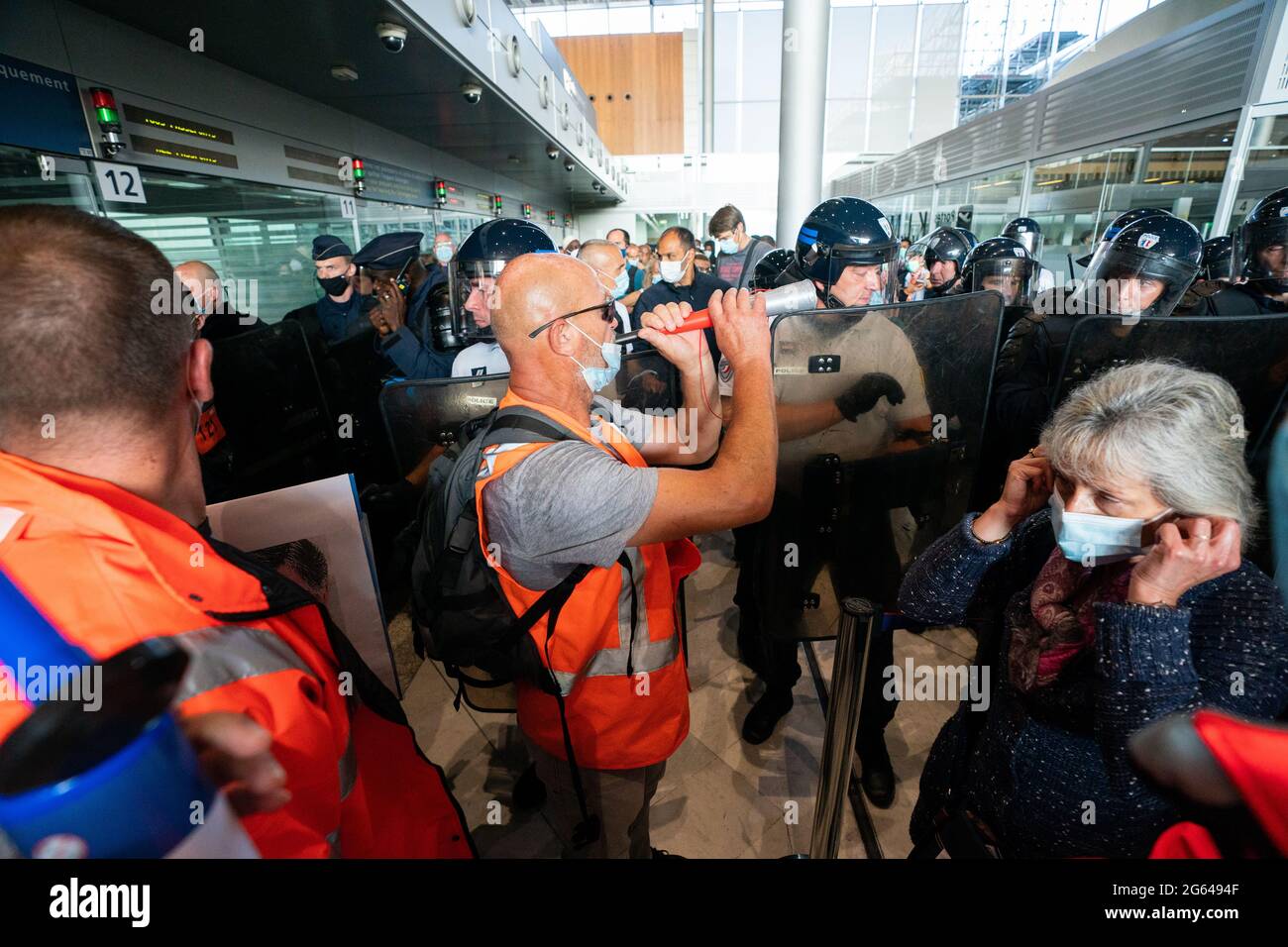 Charles De Gaulle Paris airport workers block terminal to protest for ...
