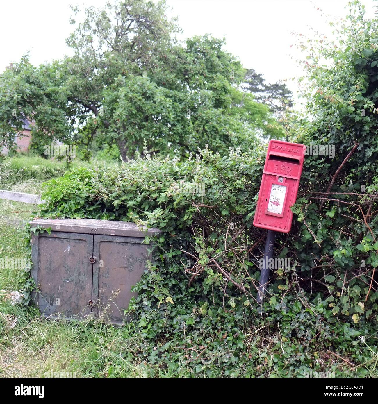 June 2021 - Leaning rural British letter box in Somerset, Englang Stock ...