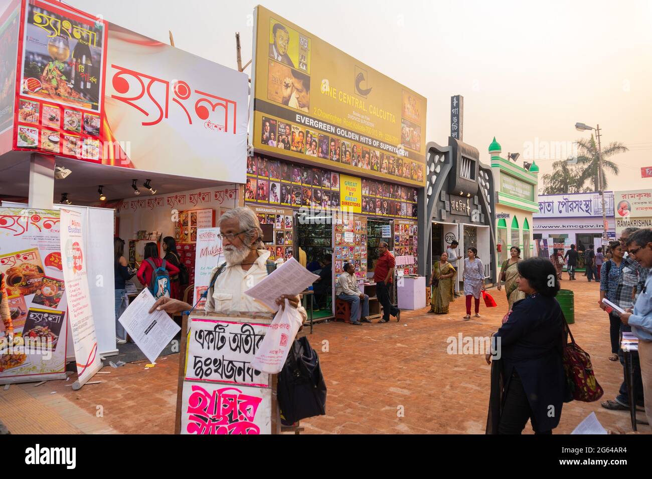 Stall selling magazines india hi-res stock photography and images - Alamy