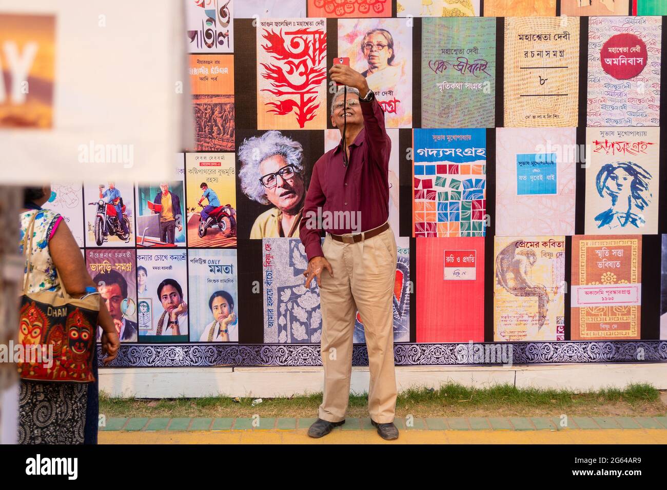 KOLKATA, INDIA - FEBRUARY 9TH , 2018 : Old male taking selfie in front ...
