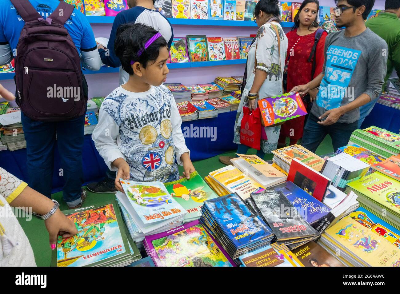 KOLKATA, INDIA - FEBRUARY 9TH , 2018 : Young girl child buying her ...