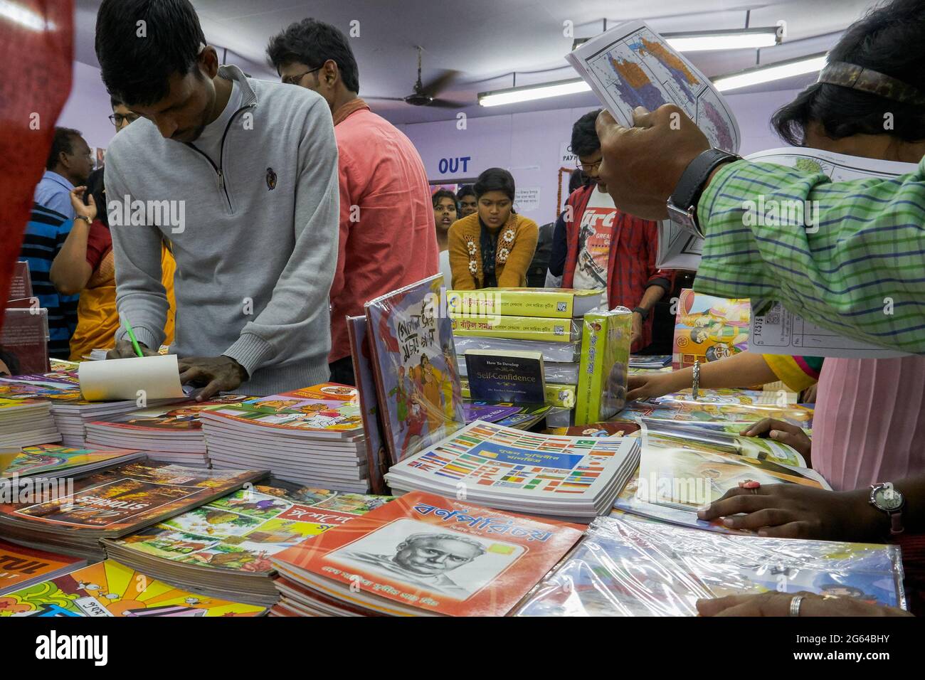 Salesman selling hi-res stock photography and images - Alamy
