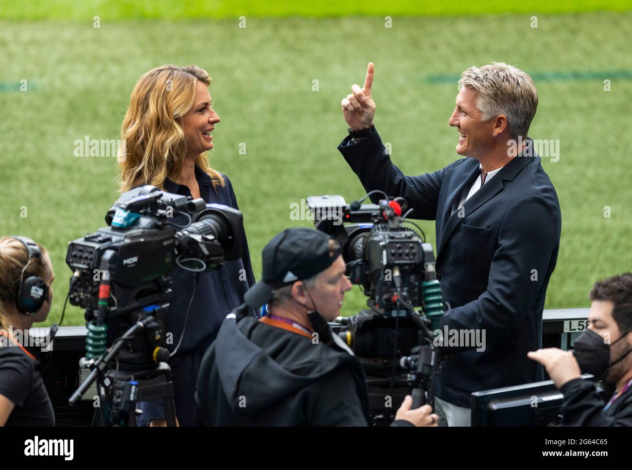 ARD Moderatorin Jessy Wellmer und Experte Bastian Schweinsteiger ...