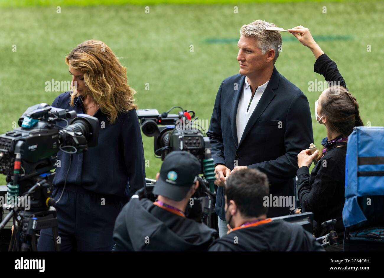 ARD Moderatorin Jessy Wellmer und Experte Bastian Schweinsteiger ...