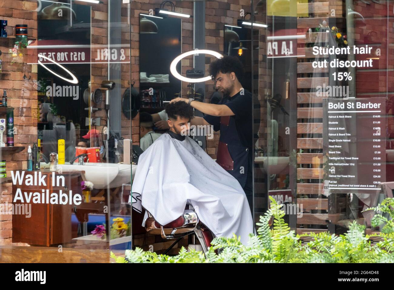 Haircut on street hi-res stock photography and images - Alamy
