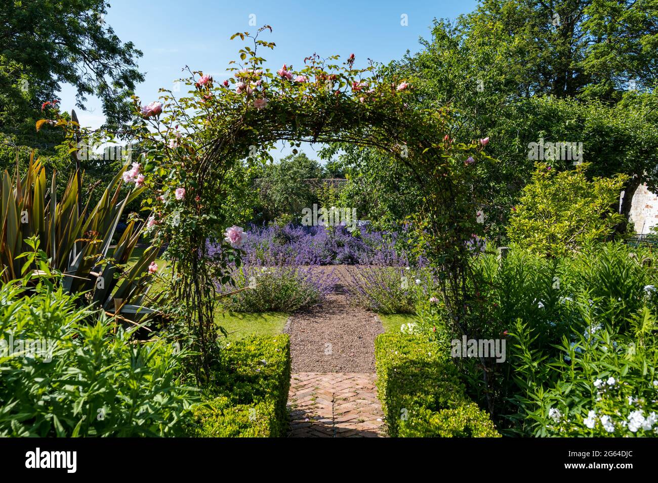 Garden trellis hi-res stock photography and images - Alamy