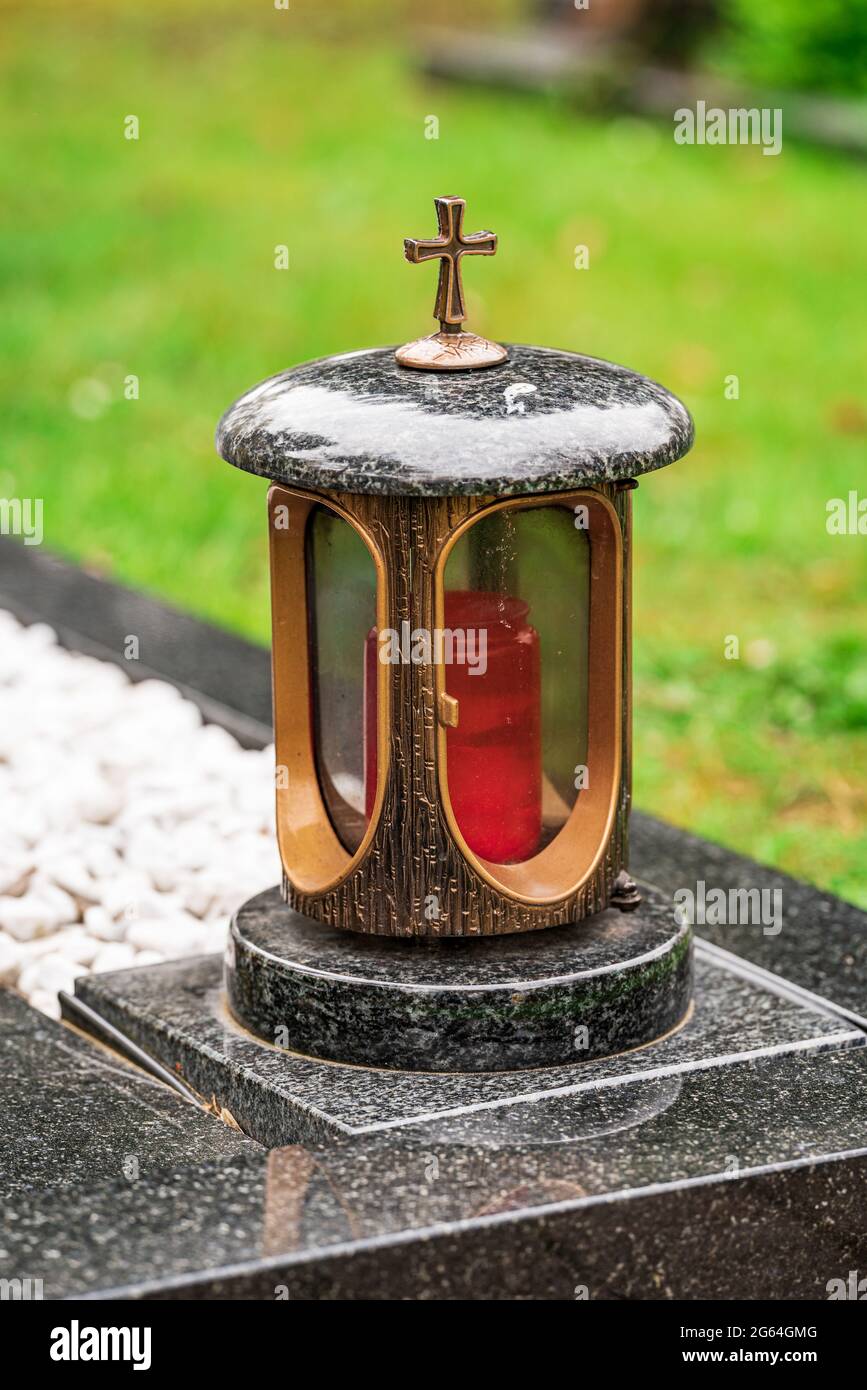 memorial candles light on grave Stock Photo - Alamy