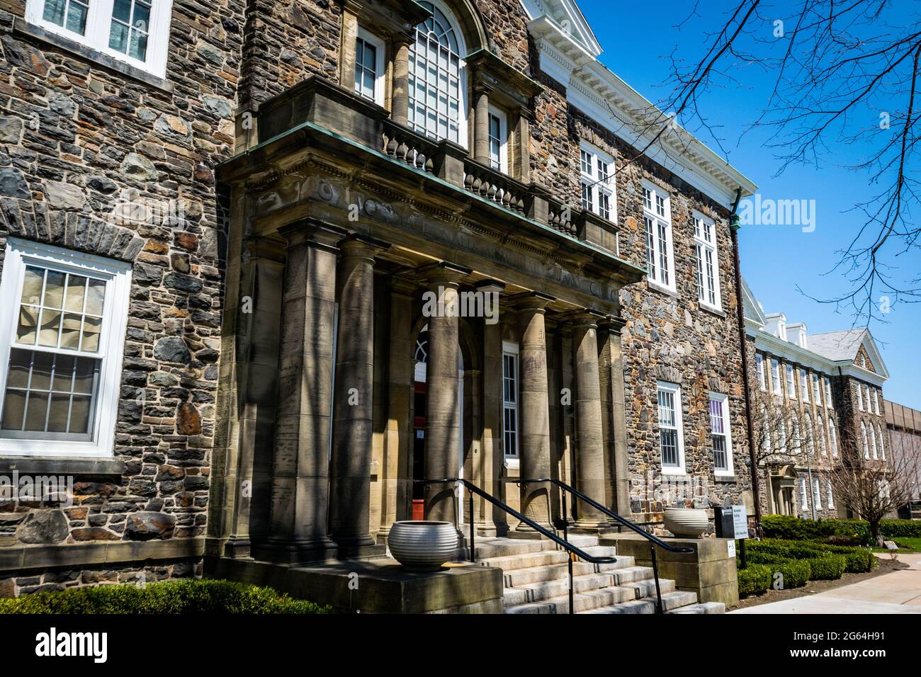 Colonial revival architecture hi-res stock photography and images - Alamy