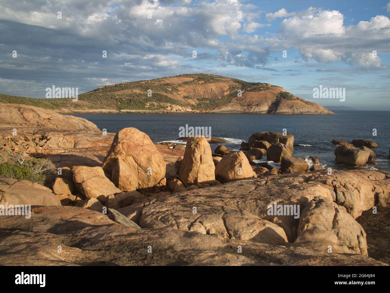 Landscape view of costal bay and cliffs in outback, Esperance, Western ...