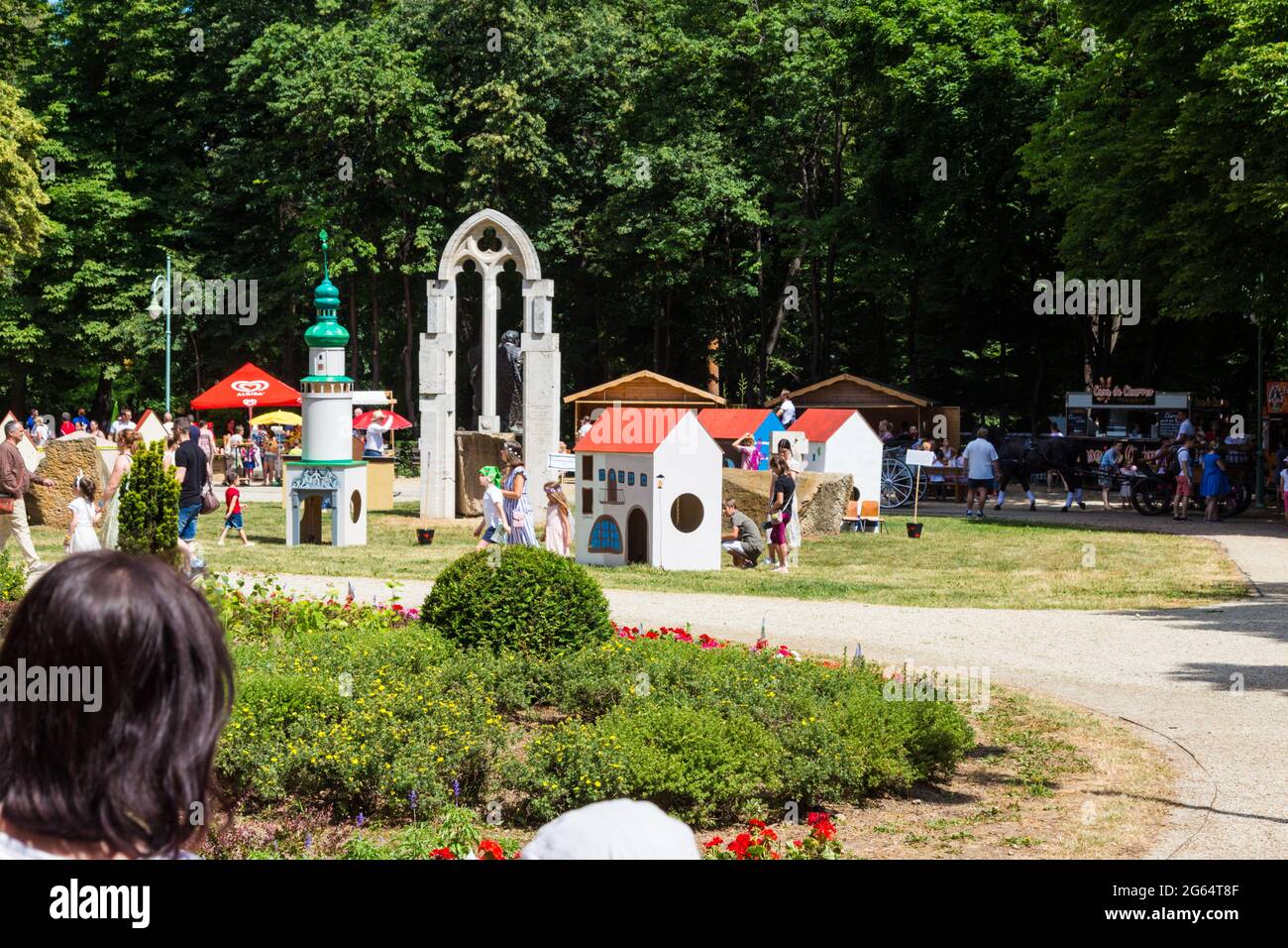 Famous building maquettes made from paper at Tunderfesztival 2021 ...
