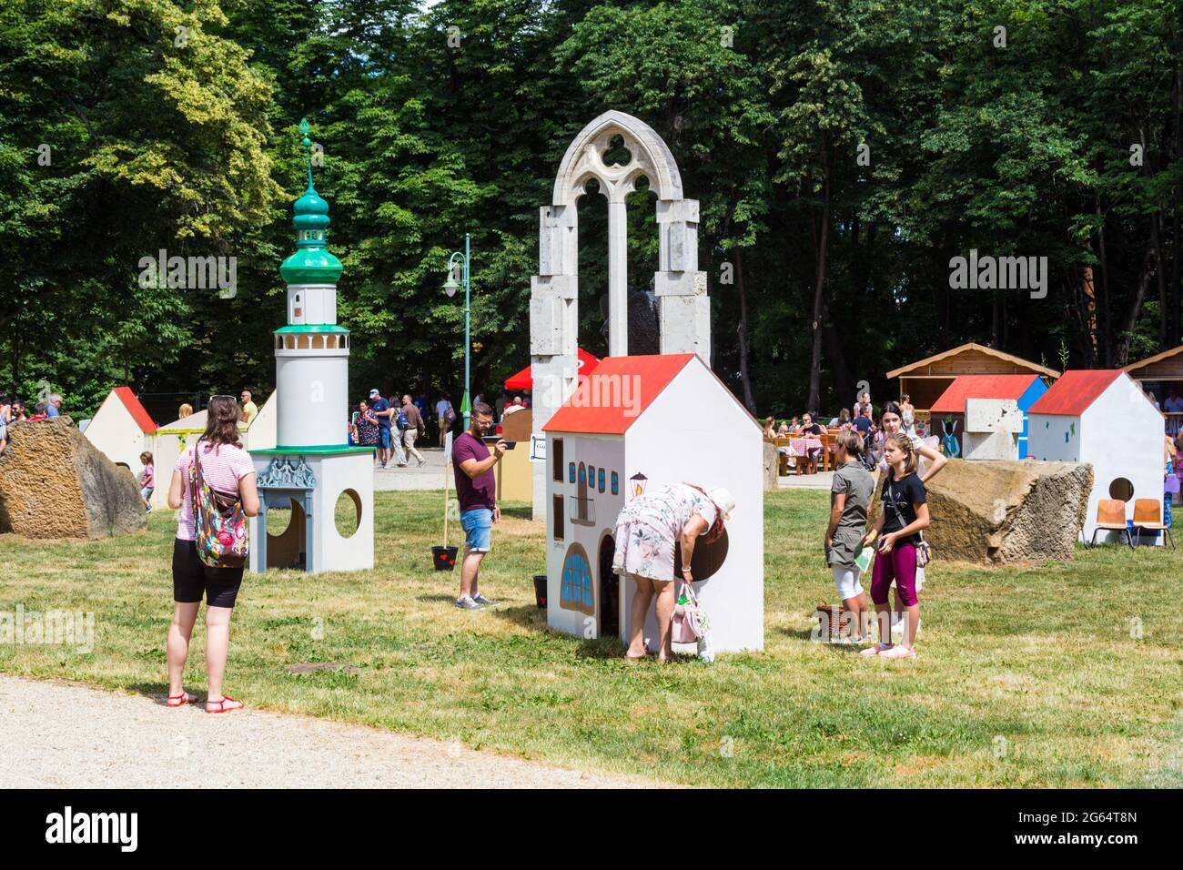 Famous building maquettes made from paper at Tunderfesztival 2021 ...