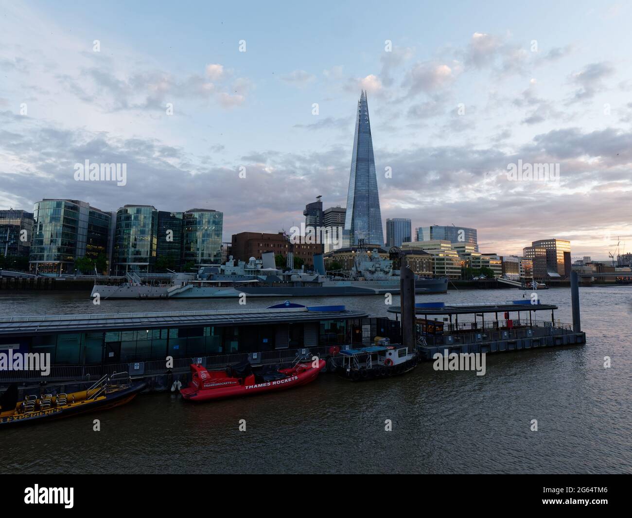Boats skyscraper hi-res stock photography and images - Alamy
