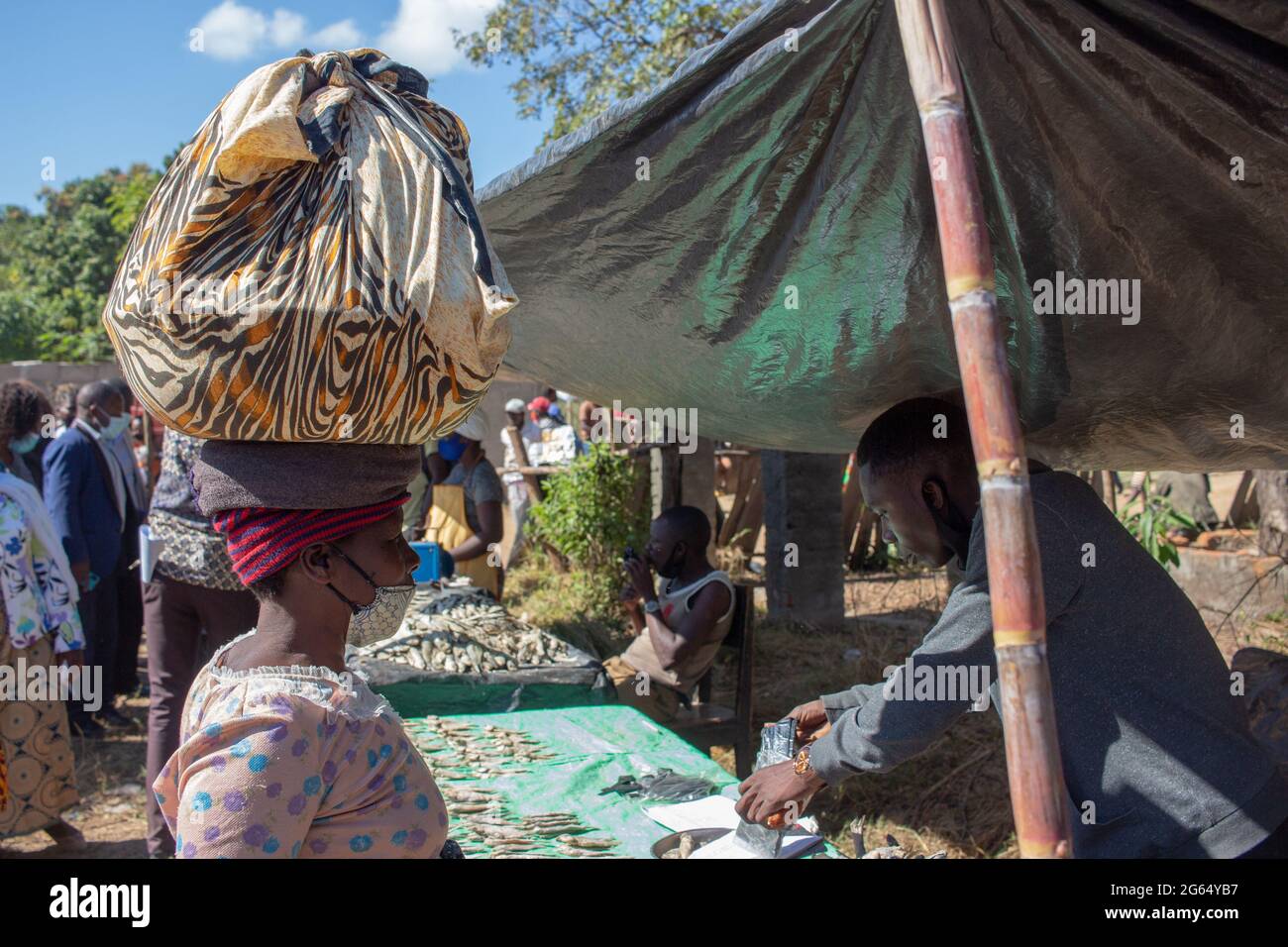Carrying bucket on head hi-res stock photography and images - Alamy
