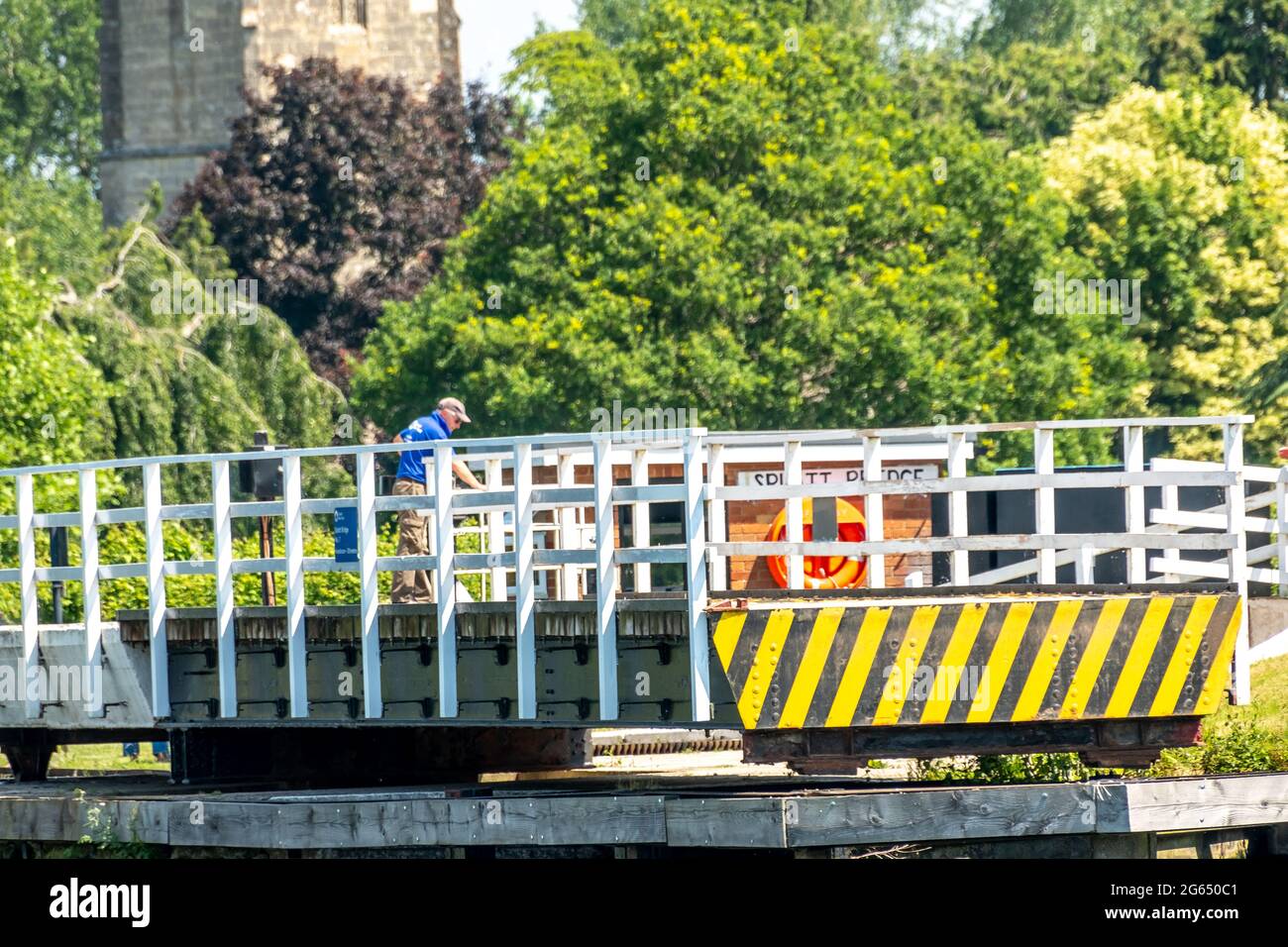 The manually operated Splatt Bridge over the Gloucester Sharpness Canal ...