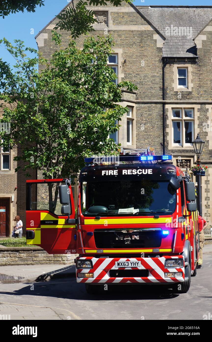 Fire truck engine flashing lights hi-res stock photography and images ...
