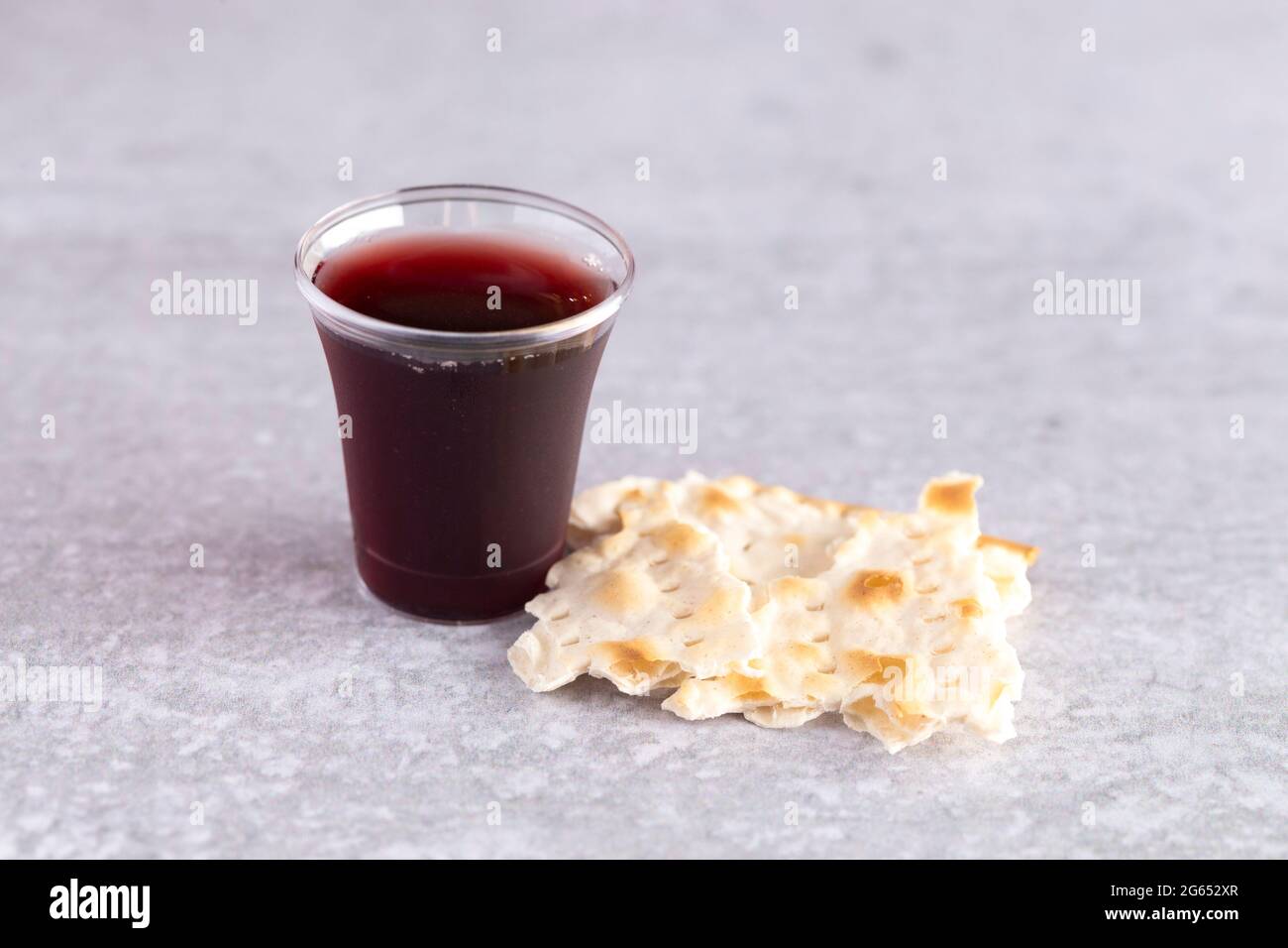 Single eucharist hi-res stock photography and images - Alamy